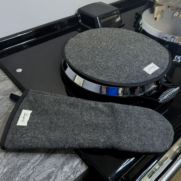 'Coal' Range Cooker Gauntlet by Jackson Ranges